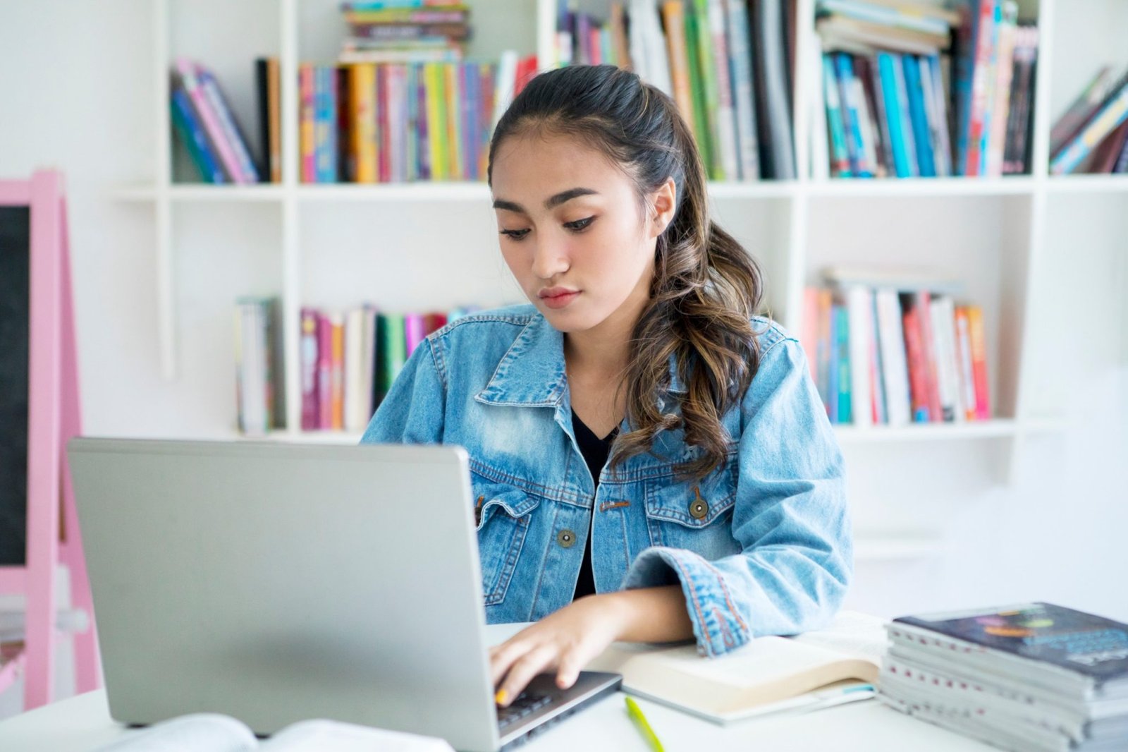 11 Easy Online Typing Jobs for Students to Make Extra Cash