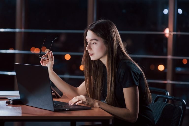 How to Make Money at Night Online: 13 Ideas for Night Owls