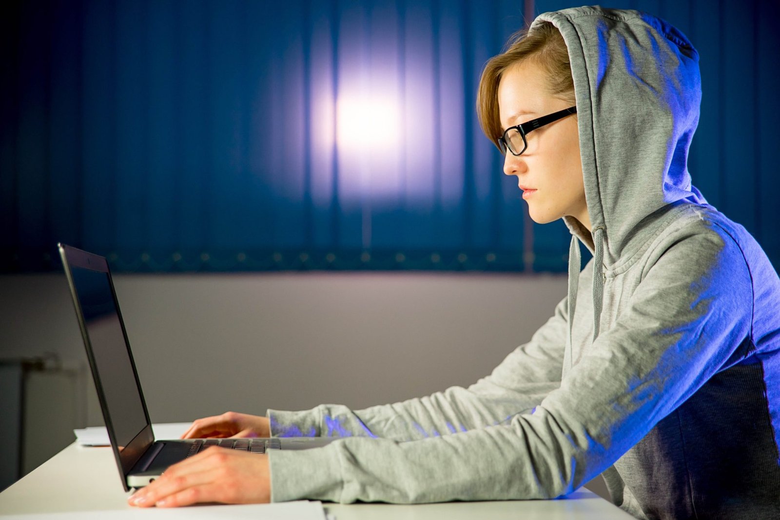 How to Make Money at Night Online: 13 Ideas for Night Owls