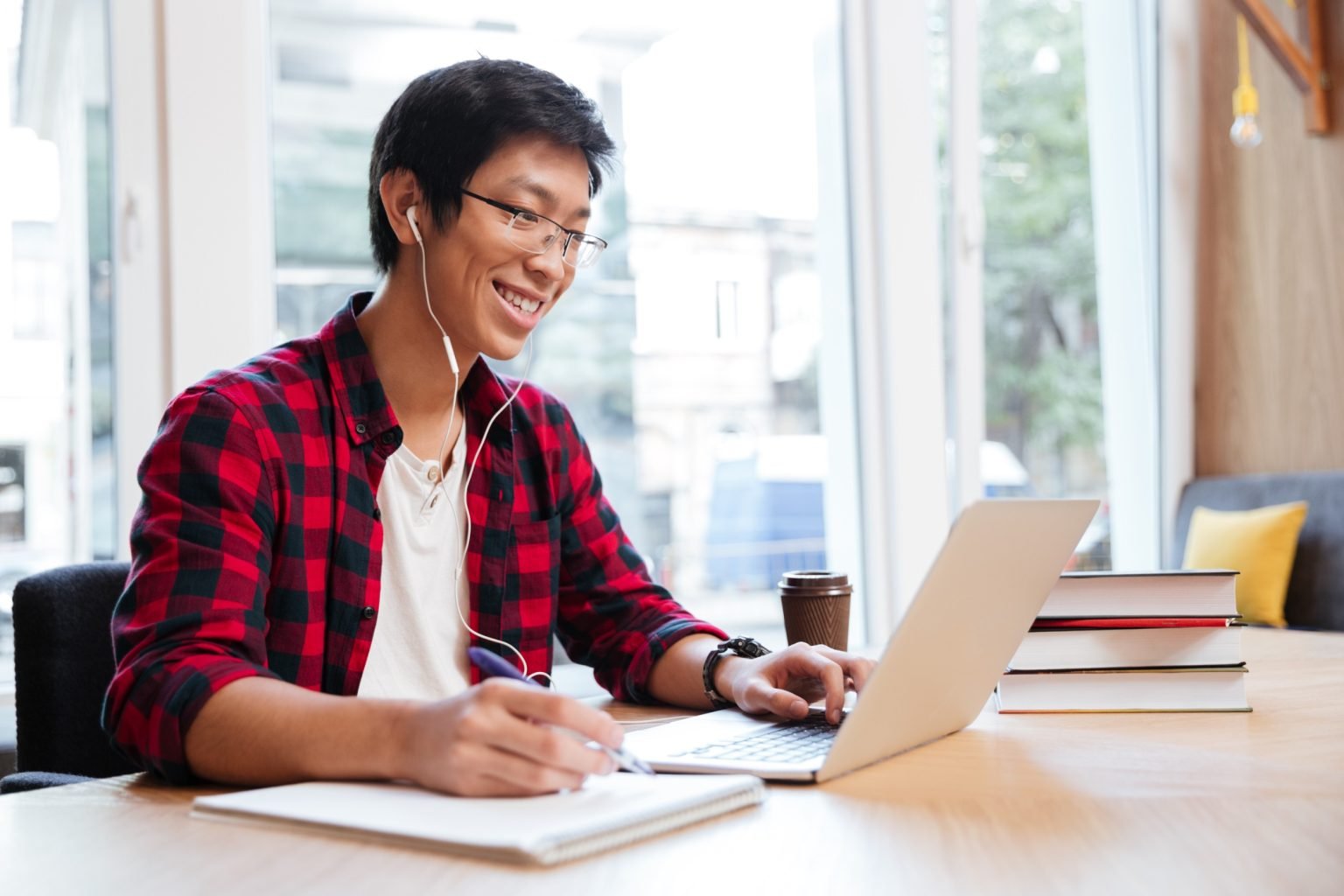 22 Remote Jobs for College Students that Can Be Worked Around Classes